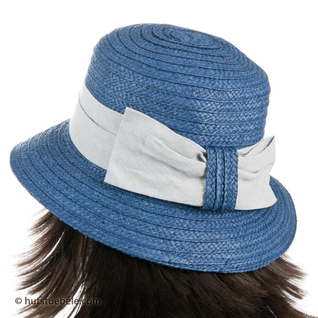 Cloche trendy con ampia guarnizione con nastro