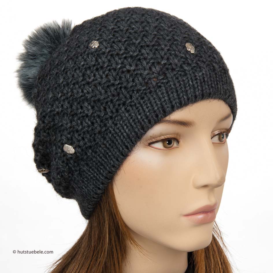 Cappello lavorato a maglia per l? inverno con applicazioni particolari