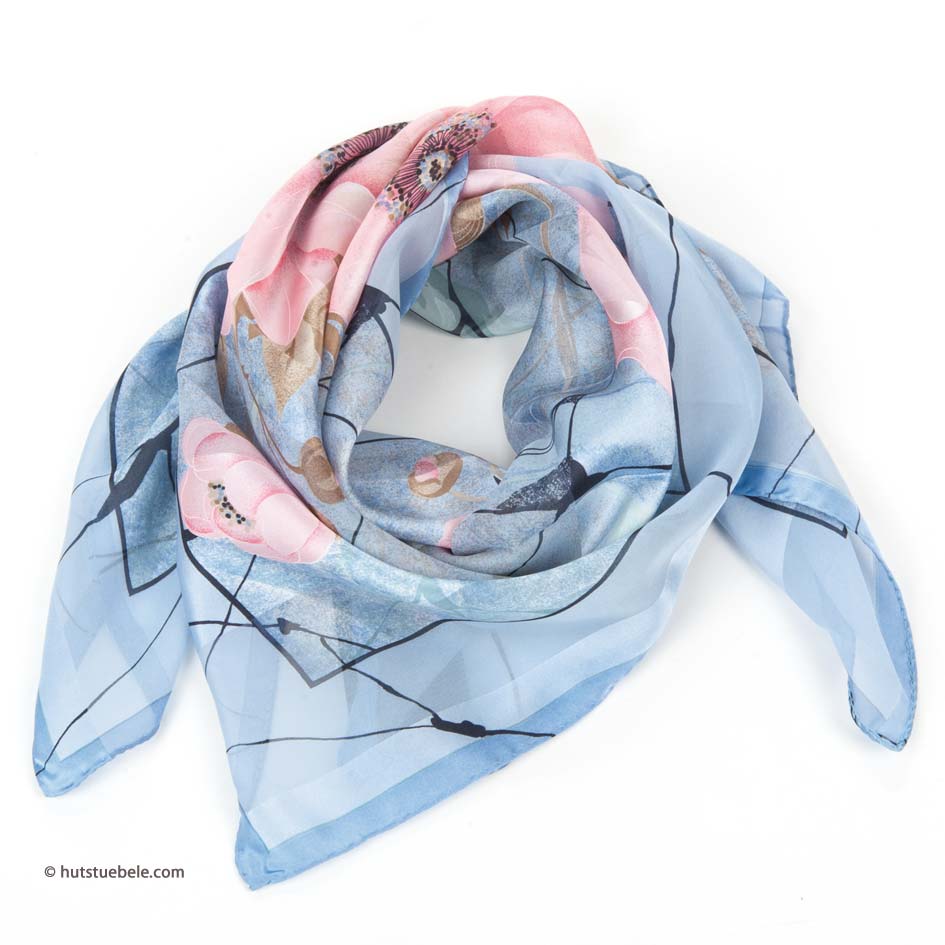 Foulard di seta con un grandioso motivo floreale